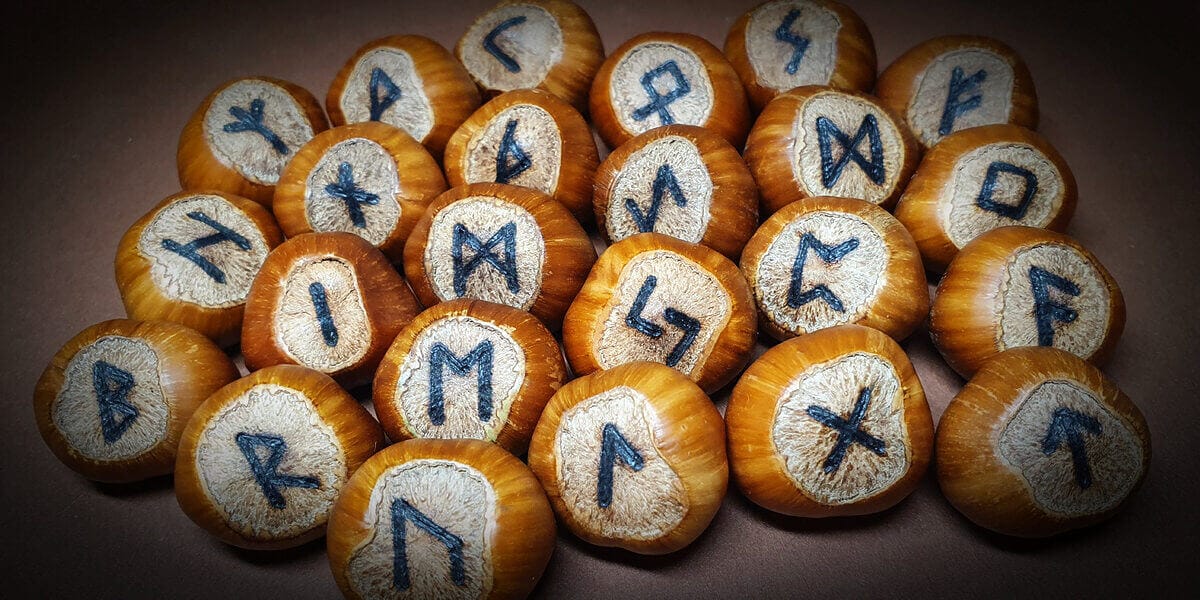 Handgefertigtes Runenset aus ganzen Haselnüssen - älteres Futhark