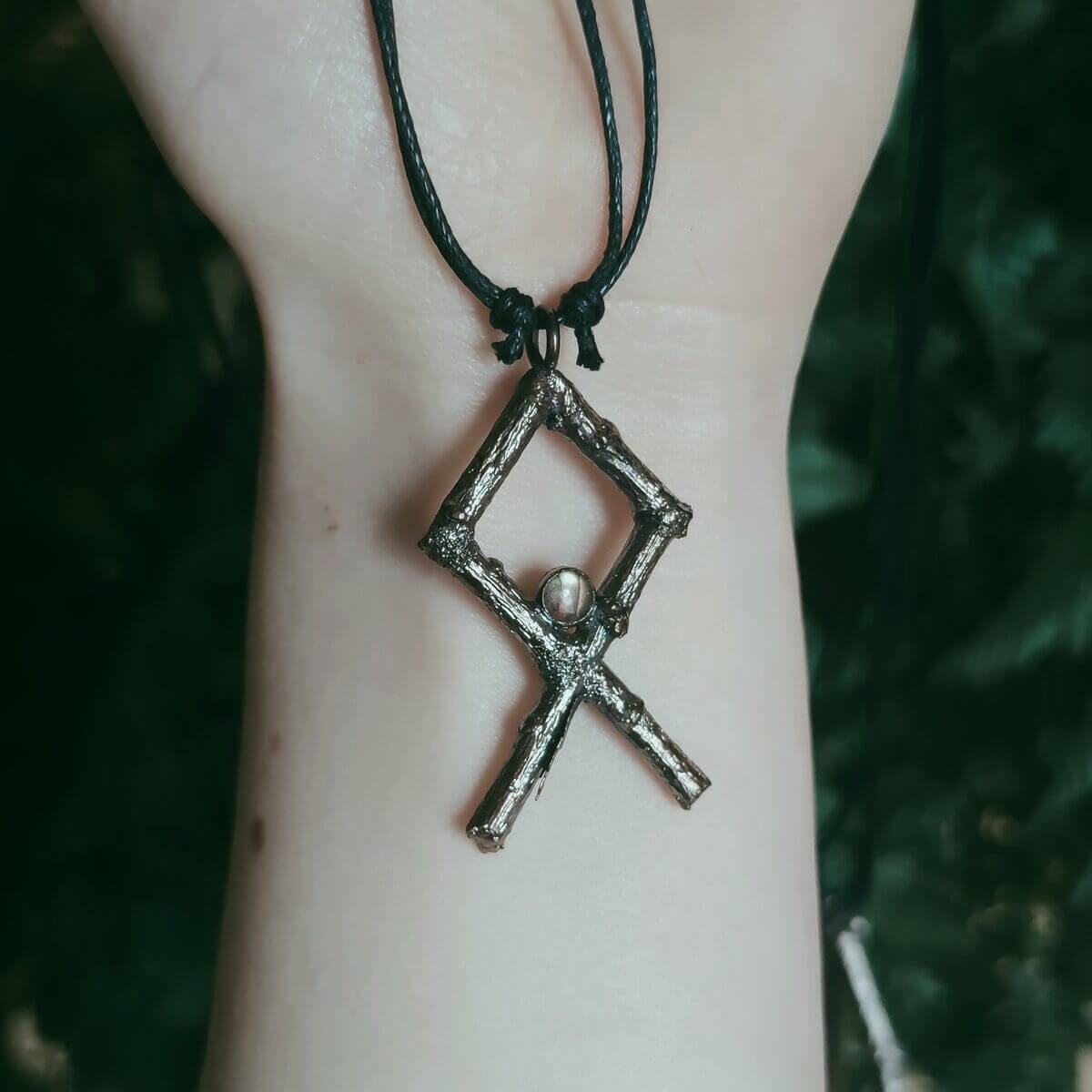 Verschiedene Runen Halsketten aus Zweigen